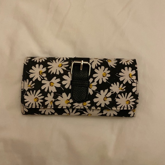 Bags | Daisy Wallet | Poshmark